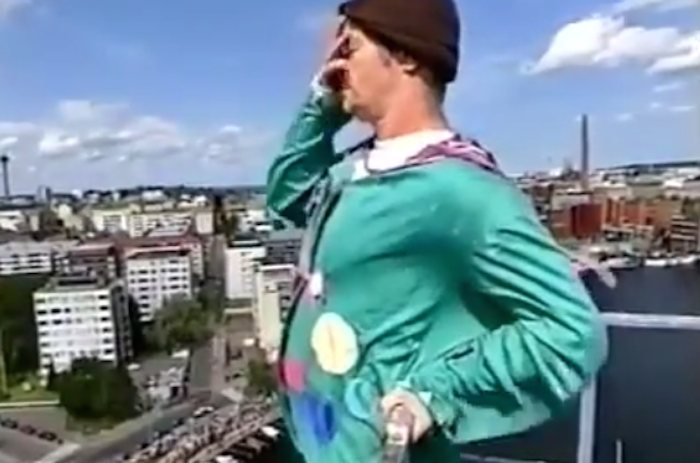 Finsk clown gör magplask - förlorar levern och bryter 12 ben - Brutalt.se